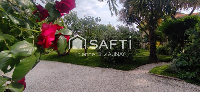 Maison à vendre - Pont-Saint-Martin - 7 pièces - 5 chambres