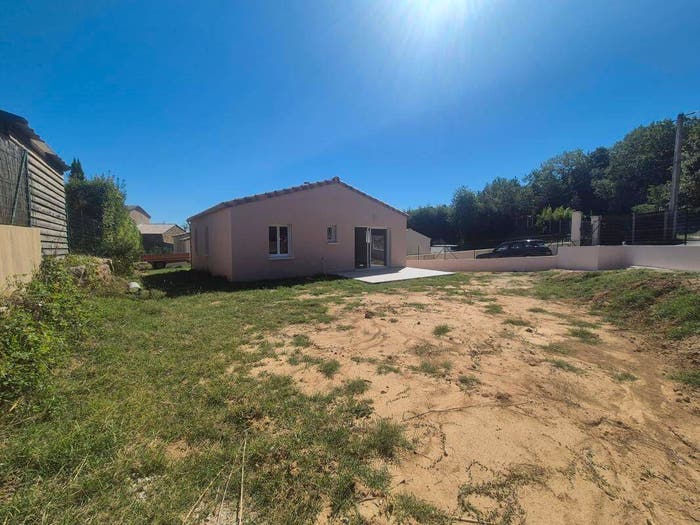 Saint-Julien-de-Peyrolas : Maison 4 pièces à louer