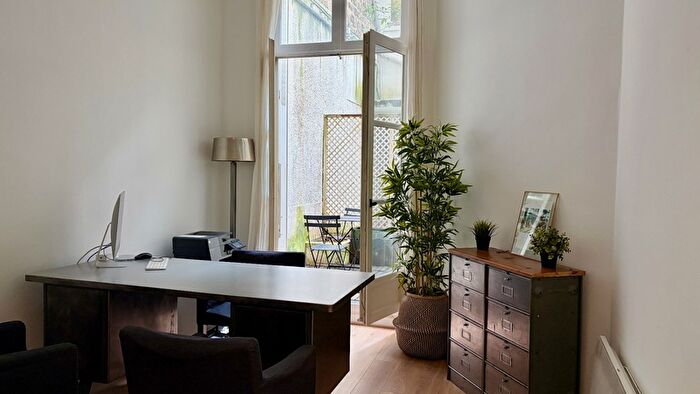 Appartement à vendre - Paris e , Auteuil-Nord, Jasmin, Mirabeau - 3 pièces