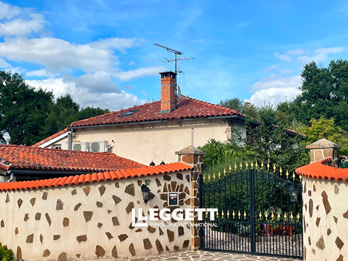 Maison à vendre - Oradour-Fanais - 6 pièces - 3 chambres