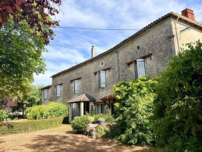 Ruffec : Maison 14 pièces à vendre