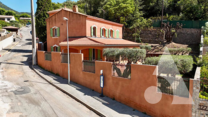 Maison à vendre - Le Revest-les-Eaux - 7 pièces - 5 chambres