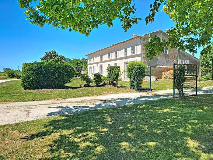 Saint-André-de-Lidon : Maison 9 pièces à vendre