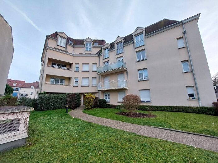 Est, Lamorlaye : Appartement 3 pièces à louer