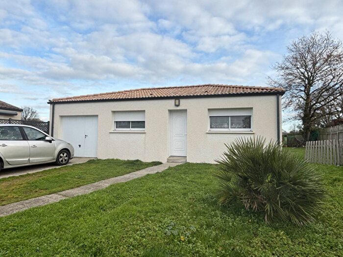 Maison à louer - St Georges de Pointindoux - 4 pièces - 3 chambres