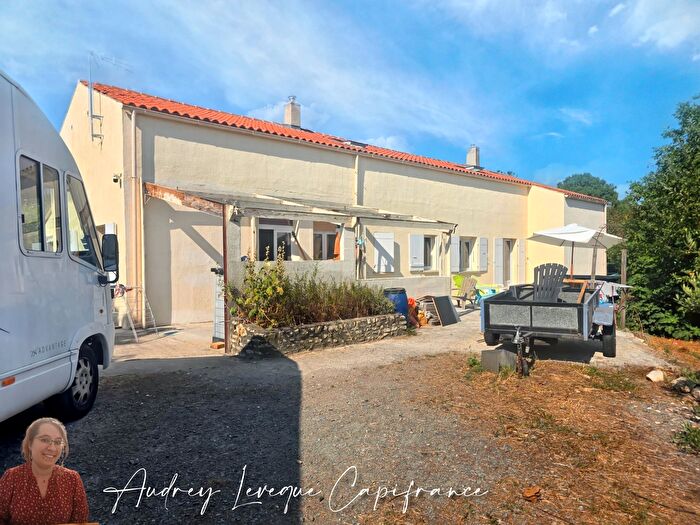 Saint-Pierre-d'Amilly - Maison 7 pièces à vendre