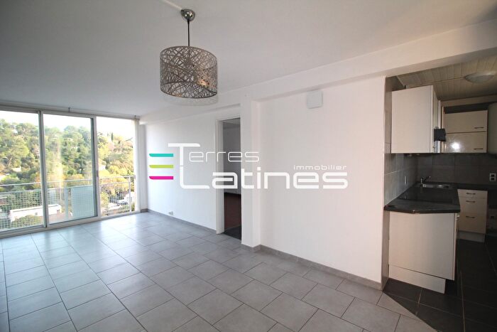 Appartement à louer - Nîmes, Tour Magne - 2 pièces - 1 chambre