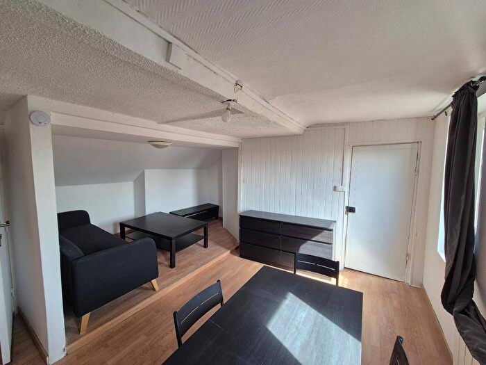 Equipements Publics, Caudebec-lès-Elbeuf : Appartement 2 pièces à louer
