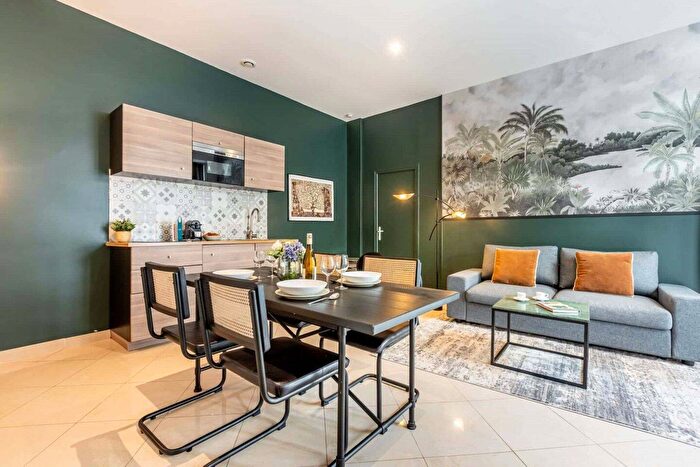 Appartement à louer - Saint Philippe du Roule, Paris ème arrondissement - 3 pièces - 1 chambre