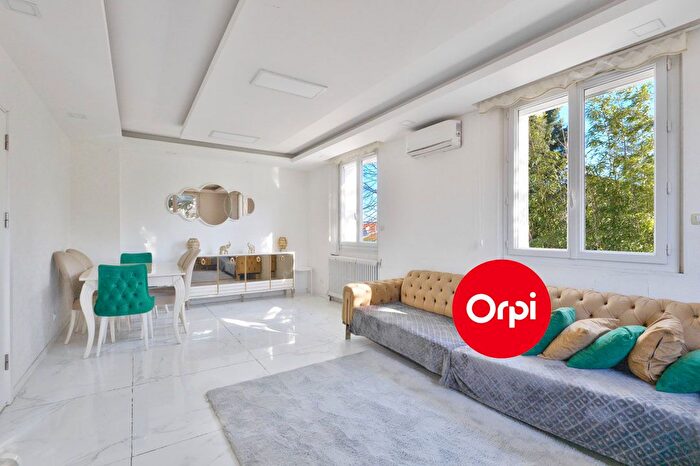 Maison à vendre - Saint-Priest, Revaison - 6 pièces - 4 chambres