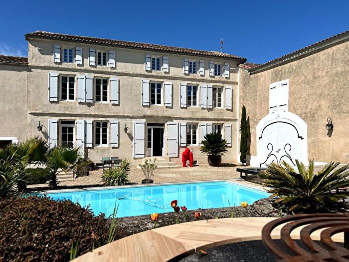 Maison à vendre - Saint-Genis-dHiersac - 8 pièces - 5 chambres