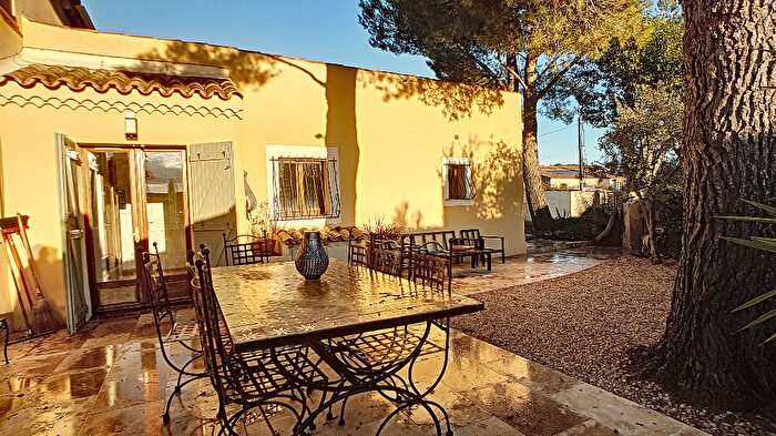 Maison à louer - Pélissanne - 7 pièces - 5 chambres