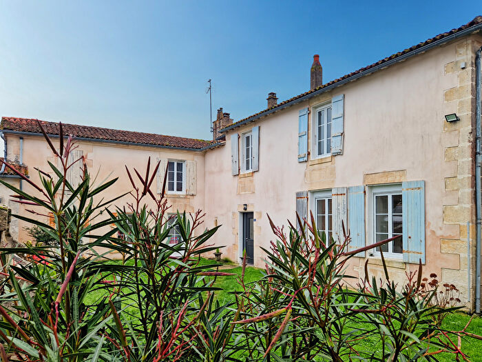 Maison à vendre - Tonnay-Boutonne - 9 pièces - 6 chambres