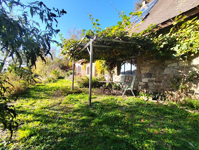 Maison à vendre - Champs-sur-Tarentaine-Marchal - 9 pièces - 7 chambres