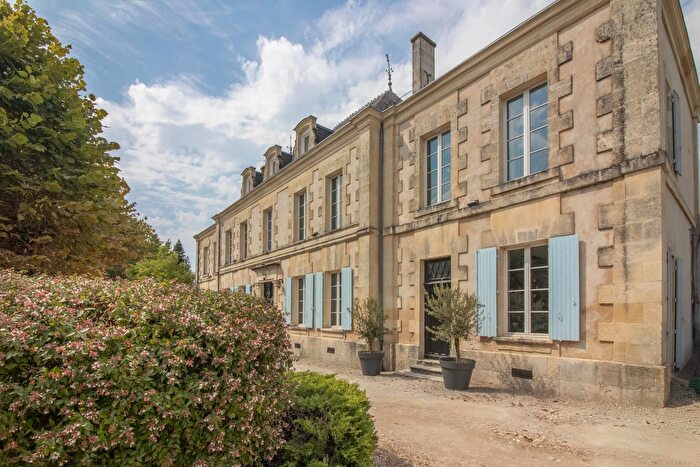 Maison à vendre - Saint-Jean-dAngély - 16 pièces - 8 chambres