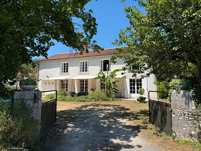 Nanteuil-en-Vallée : Maison 8 pièces à vendre