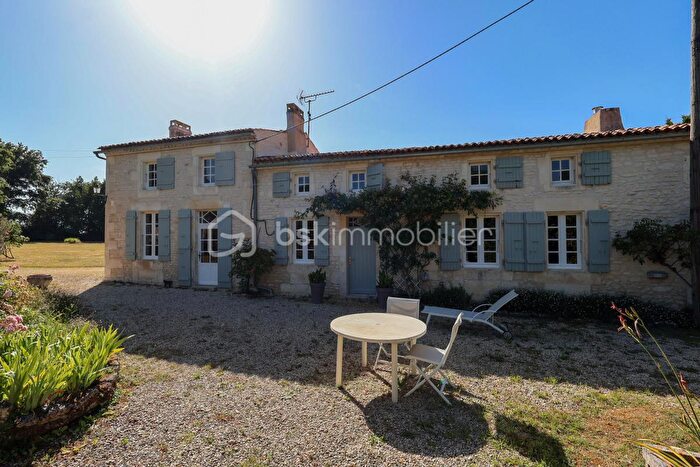 Maison 8 pièces à vendre à Corme-Royal