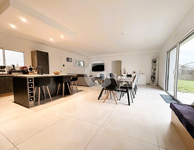 Maison à vendre - Saint-Avaugourd-des-Landes - 6 pièces - 4 chambres