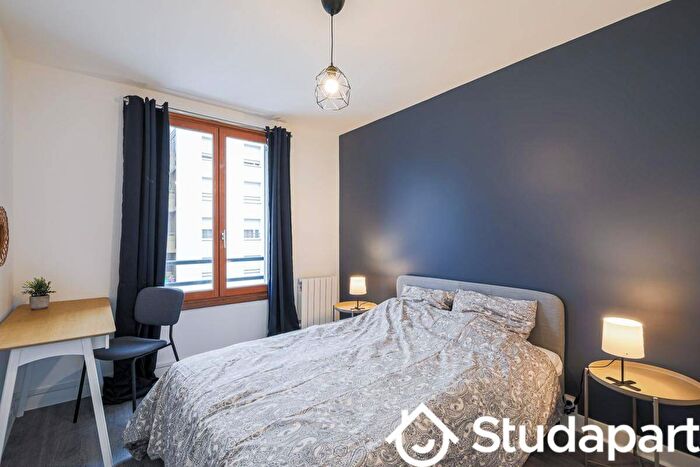 Appartement à louer - Mairie, Fontaine - 1 pièce - 3 chambres