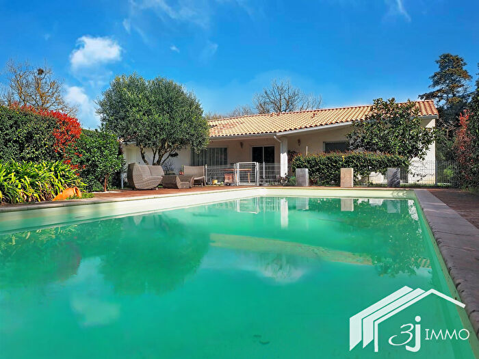 Maison à vendre - Le Castéra - 7 pièces - 6 chambres