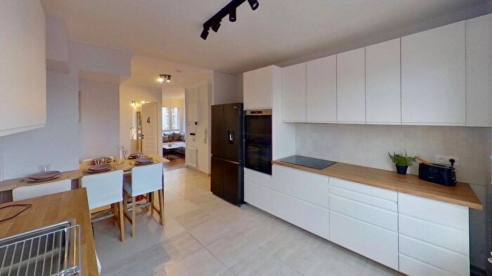 Appartement à louer - Le Grand Trou, Lyon ème arrondissement - 6 pièces - 1 chambre