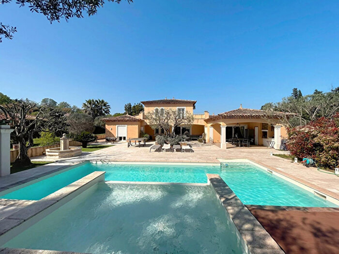 Maison à vendre - Roquebrune-sur-Argens, Les Fourques, Le Défens, Les Quatre Chemins - 7 pièces - 5 chambres