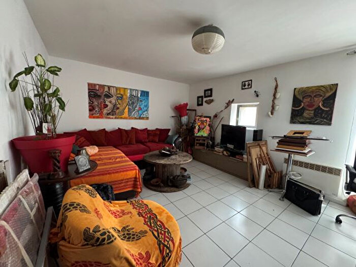 Appartement à louer - Peyrolles-en-Provence - 3 pièces - 2 chambres