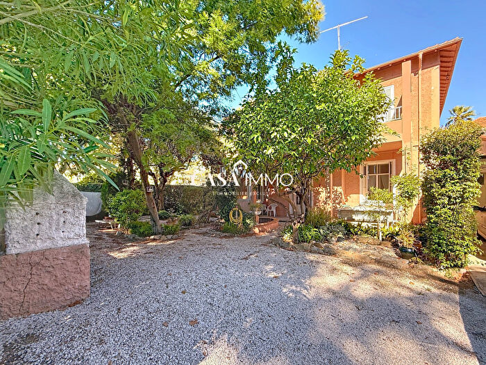 Maison à vendre - Hyères, Centre-ville - 8 pièces - 6 chambres