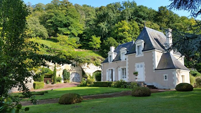 Maison à vendre - La Chartre-sur-le-Loir - 9 pièces - 6 chambres