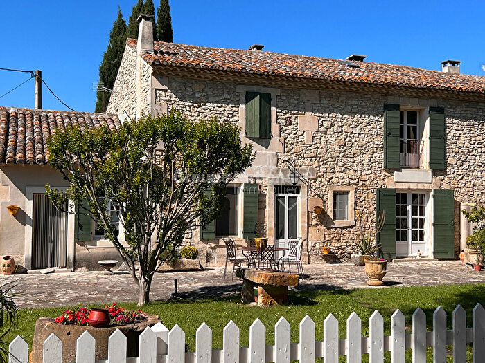 Maison à vendre - Saint-Étienne-du-Grès - 6 pièces - 5 chambres