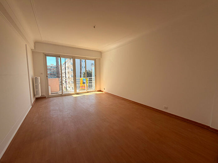 Appartement à louer - Cagnes-sur-Mer, La Gare, Les Plans, Hippodrome - 3 pièces - 2 chambres