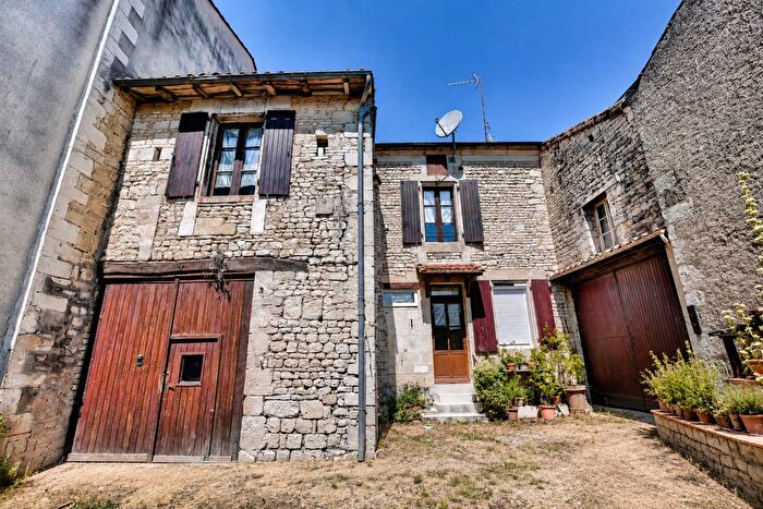Saint-Amant-de-Boixe - Maison 5 pièces à vendre