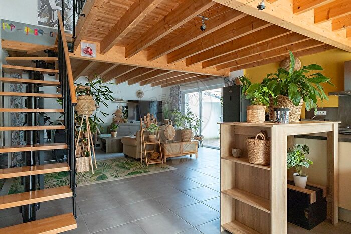 Maison à vendre - Saint-Romain-de-Benet - 5 pièces - 4 chambres