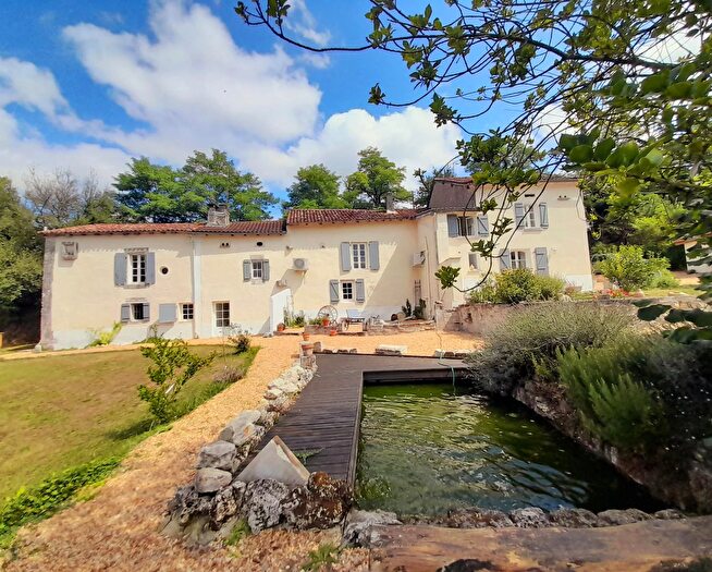 Verteillac : Maison 10 pièces à vendre