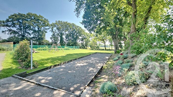 Maison à vendre - Noyalo - 8 pièces - 6 chambres