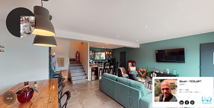 Maison à vendre - Saint-Étienne-du-Grès - 5 pièces - 6 chambres