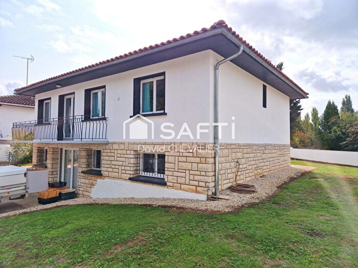 Maison à vendre - Saint-Genis-de-Saintonge - 6 pièces - 4 chambres