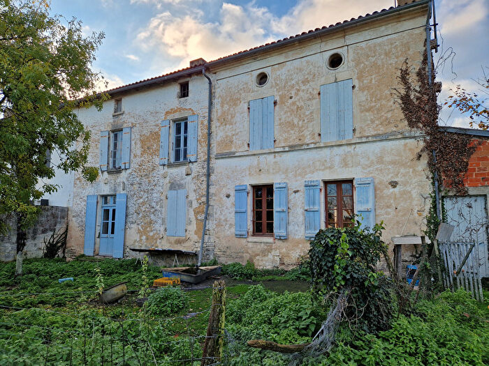 Maison à vendre - Tonnay-Boutonne - 7 pièces - 3 chambres