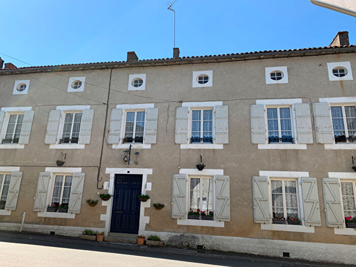 Maison à vendre - Champagne-Mouton - 13 pièces - 8 chambres