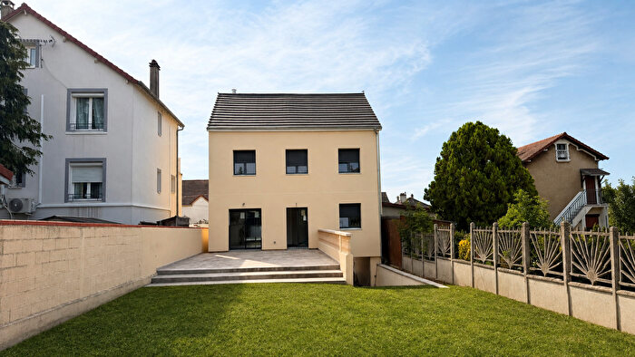 Maison 8 pièces à vendre à Le Thillay
