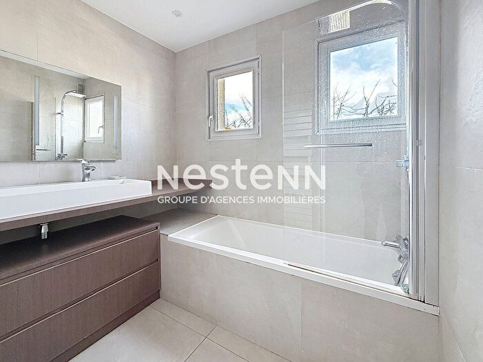 Appartement à louer - Les Genêts-Le Vinatier-Le Lessivas, Bron - 5 pièces - 3 chambres