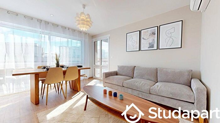 Appartement à louer - Le Bachut, Lyon ème arrondissement - 1 pièce - 2 chambres