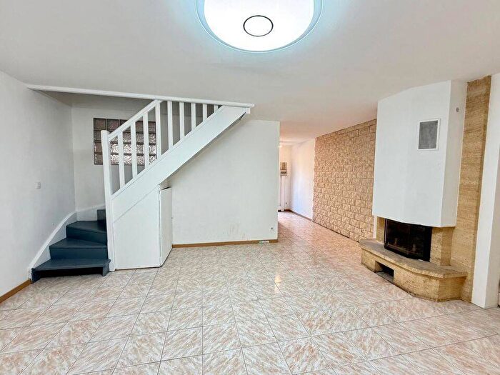 Centre Administratif, Évry-Courcouronnes : Maison 6 pièces à louer