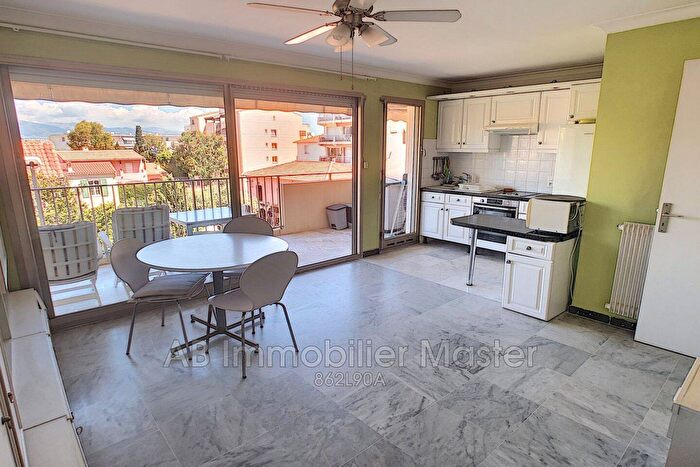 Appartement à louer - Ponteil, Antibes - 1 pièce