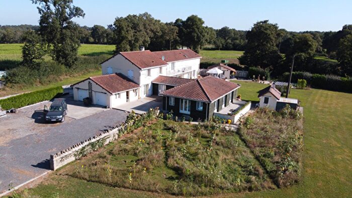 Maison à vendre - La Bazeuge - 8 pièces - 6 chambres