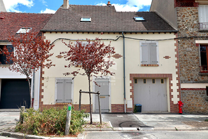 Villeneuve-le-Comte : Maison 8 pièces à vendre