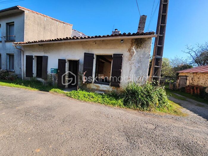 Maison à vendre - Lusignan - 1 pièce - 1 chambre