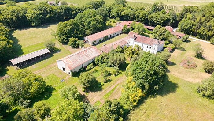 Maison 20 pièces à vendre à Barbezieux-Saint-Hilaire