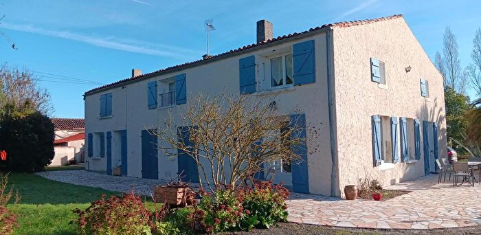 Maison à vendre - Velluire - 11 pièces - 7 chambres