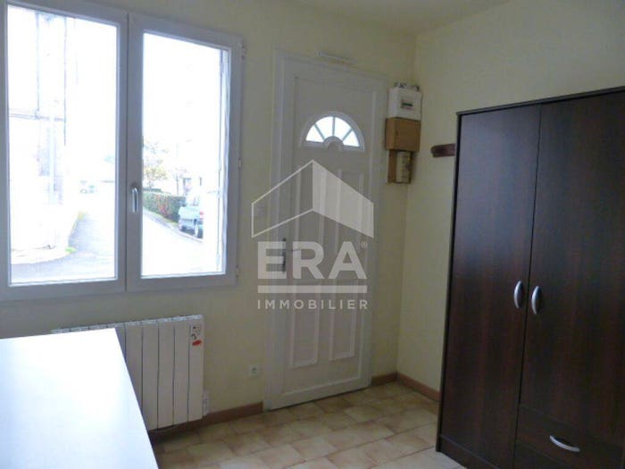 Centre Ville, La Couronne : Appartement 1 pièce à louer